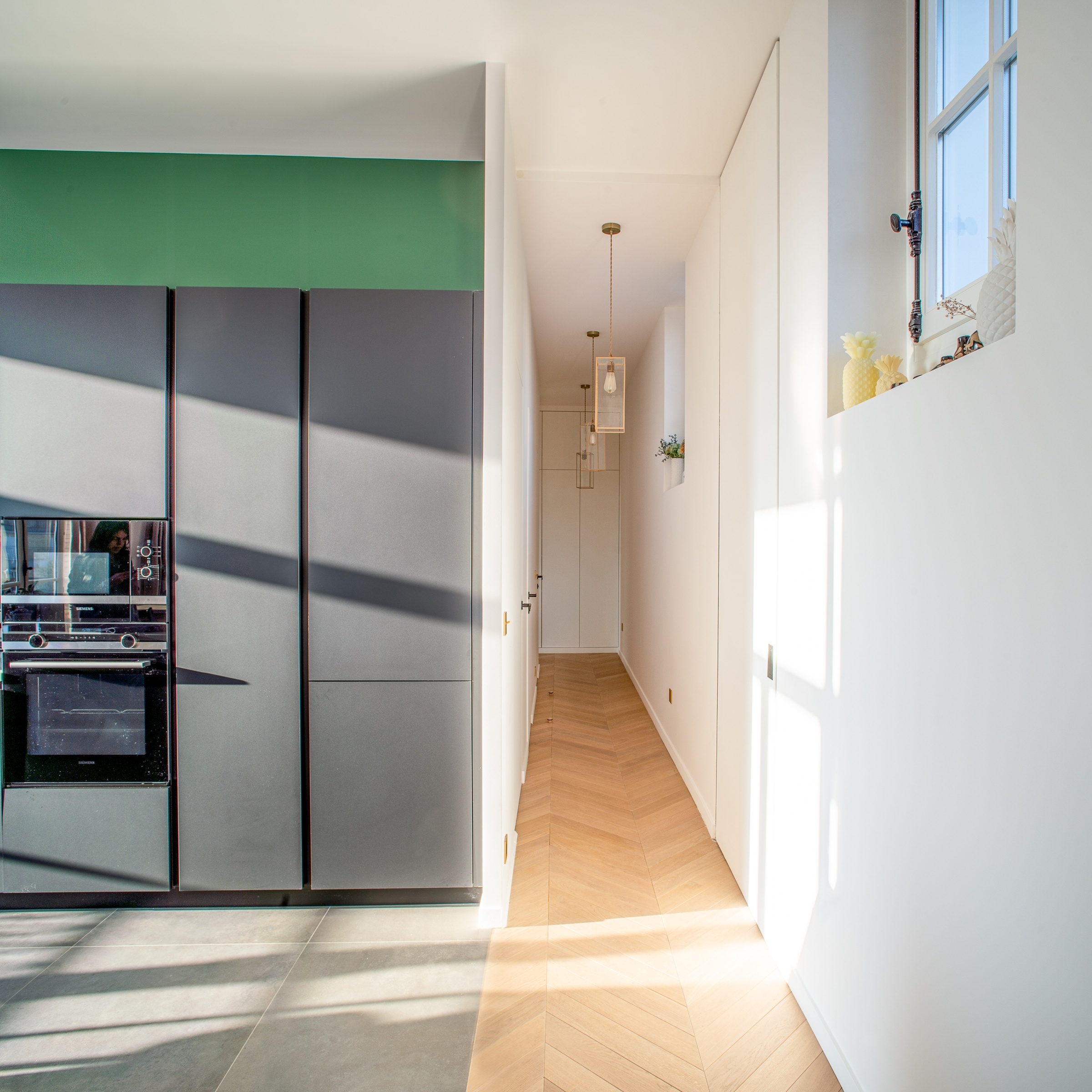 Elezio, la porte invisible sur pivots - Elezio Design